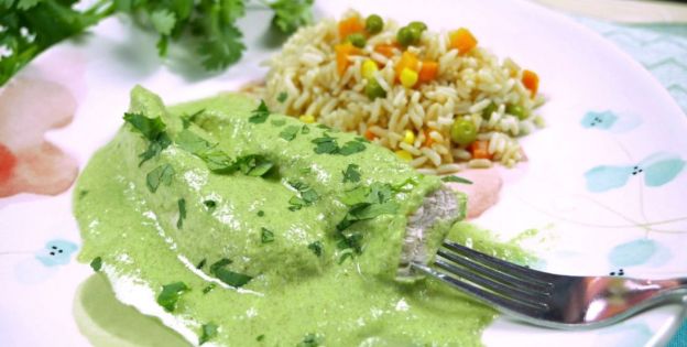 Sorprende a tus invitados con este jugoso pollo en salsa de cilantro