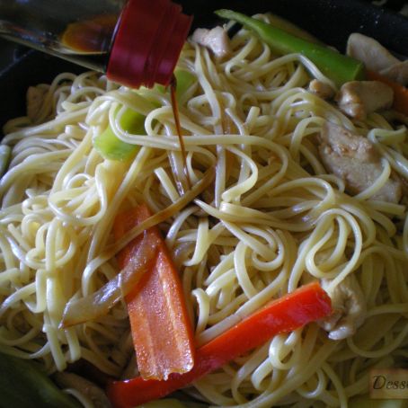 Tallarines fritos con pollo y verduras (4.4/5)
