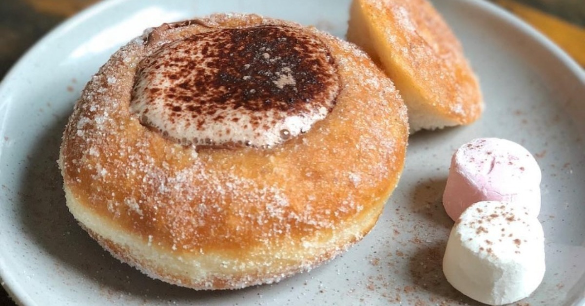 Este café servido en una dona es el postre que estabas esperando